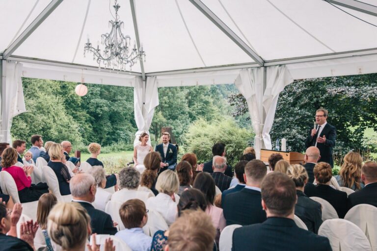 Trauerredner und Trauerrednerin - die besten Anbieter